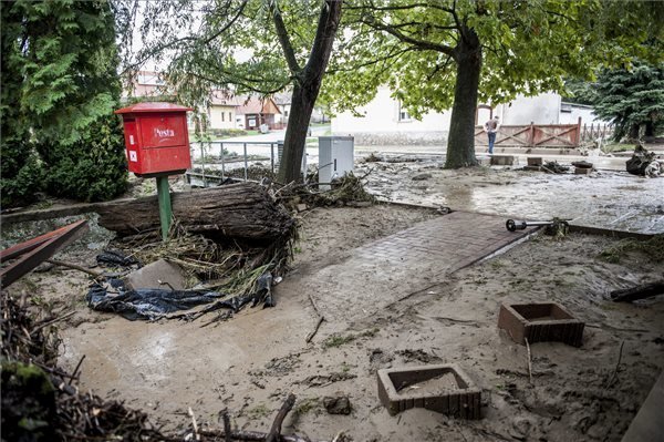 Flooding rivers threaten homes, cut off villages in W Hungary