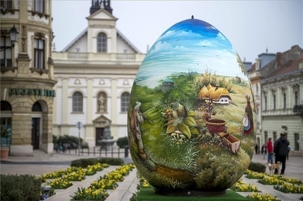 Two-meter egg in Pecs - DailyNewsHungary