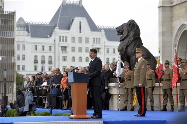 Flag raising and inauguration on Kossuth Square - Photos - DailyNewsHungary