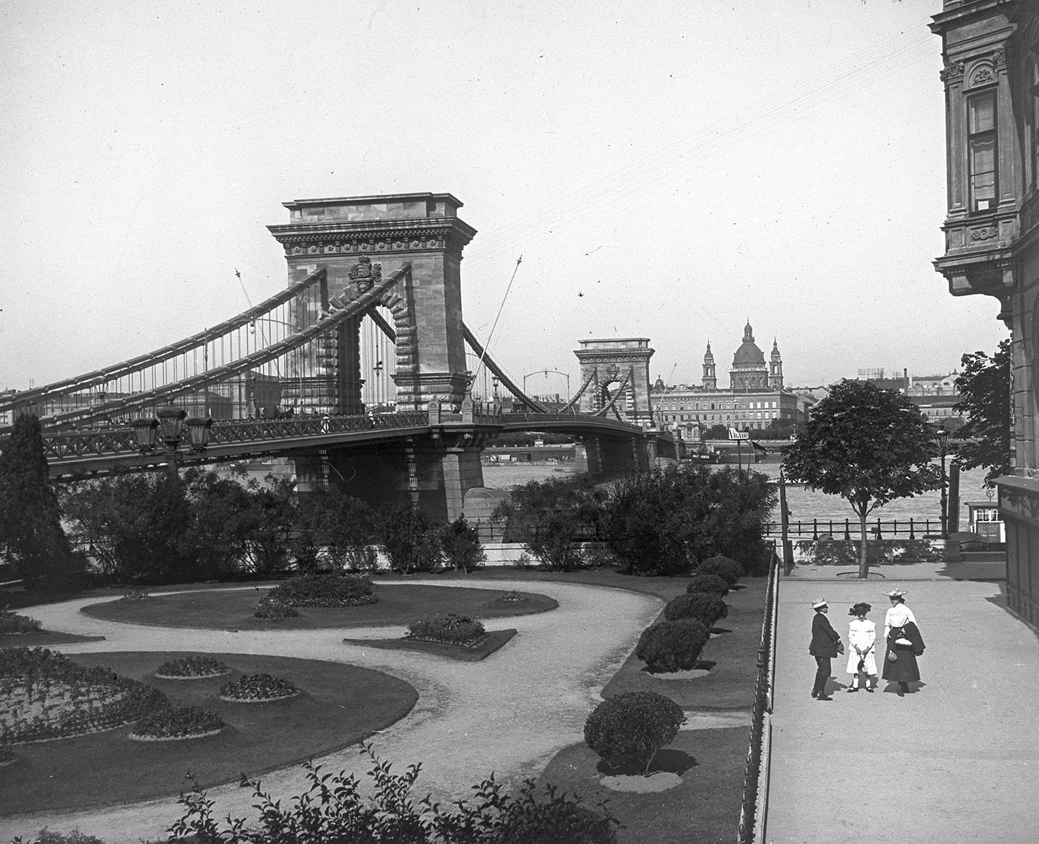 10 interesting moments in the history of the Chain Bridge - PHOTOS