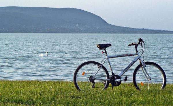 The best travel guide to a unique Lake Balaton round trip on two wheels