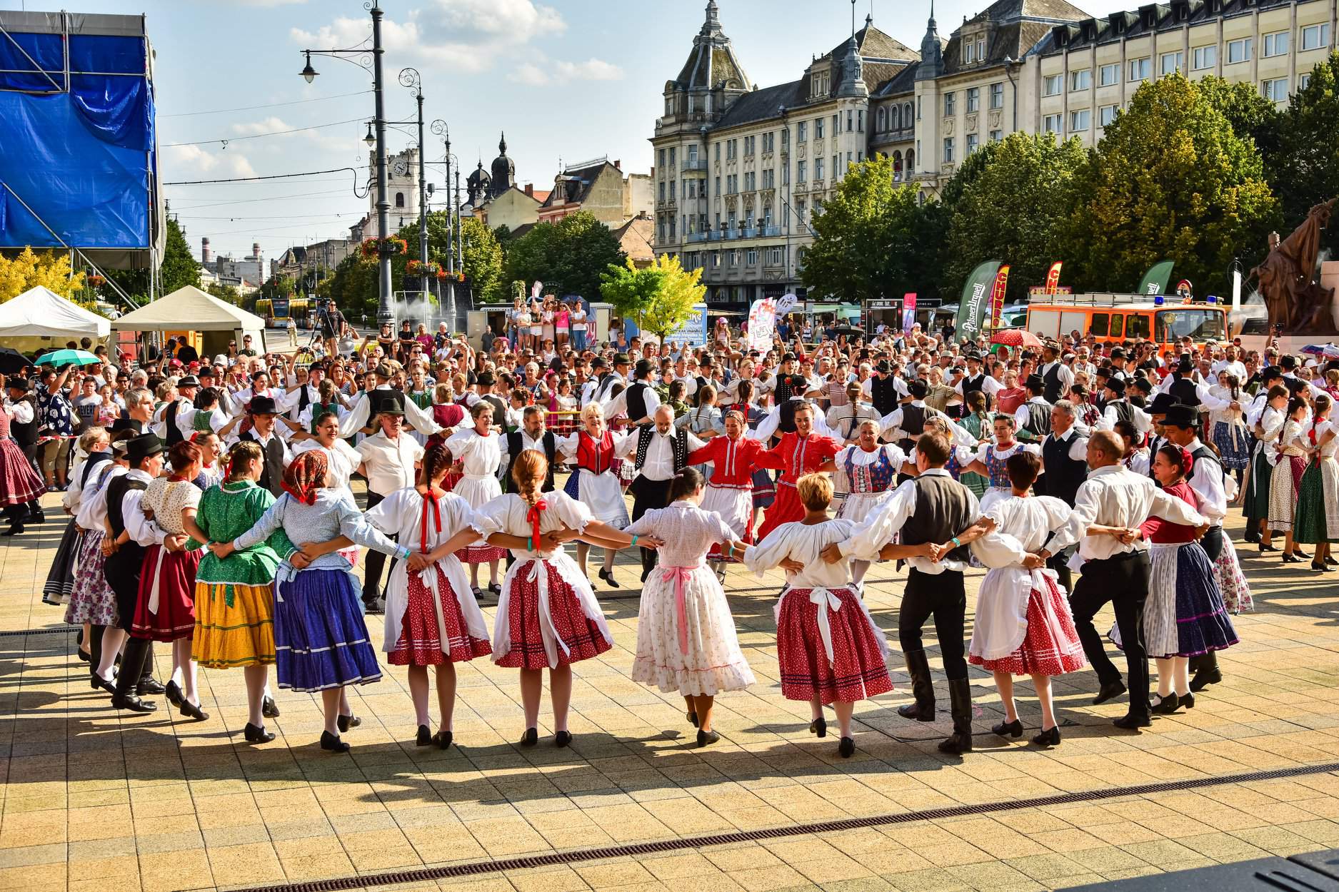 New Hungarian record: 326 people dancing traditional csárdás! - VIDEO ...
