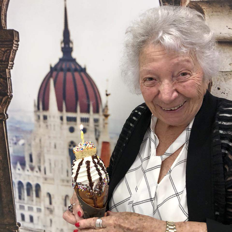 Wow! Hungarian chimney cake shop sweeps Canadians off their feet ...