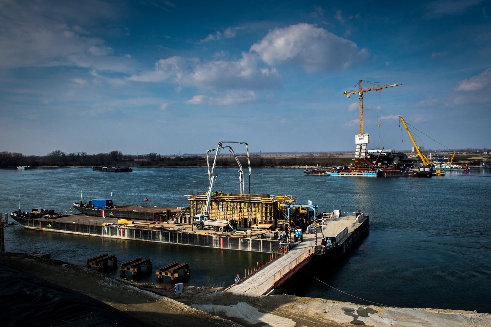 Construction of the Danube Bridge continues intensely - Photos - Daily ...