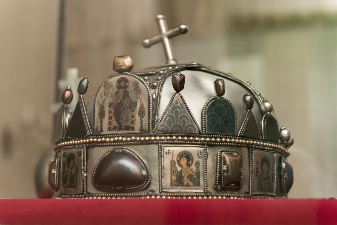 Holy Crown of Hungary replica moved to Romania - PHOTOS - DailyNewsHungary