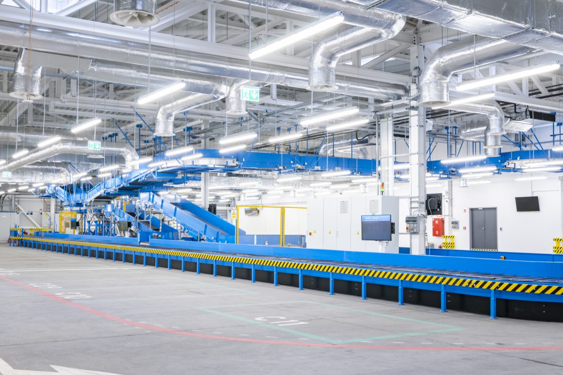 The new baggage sorting system in operation at Budapest Airport - Video ...