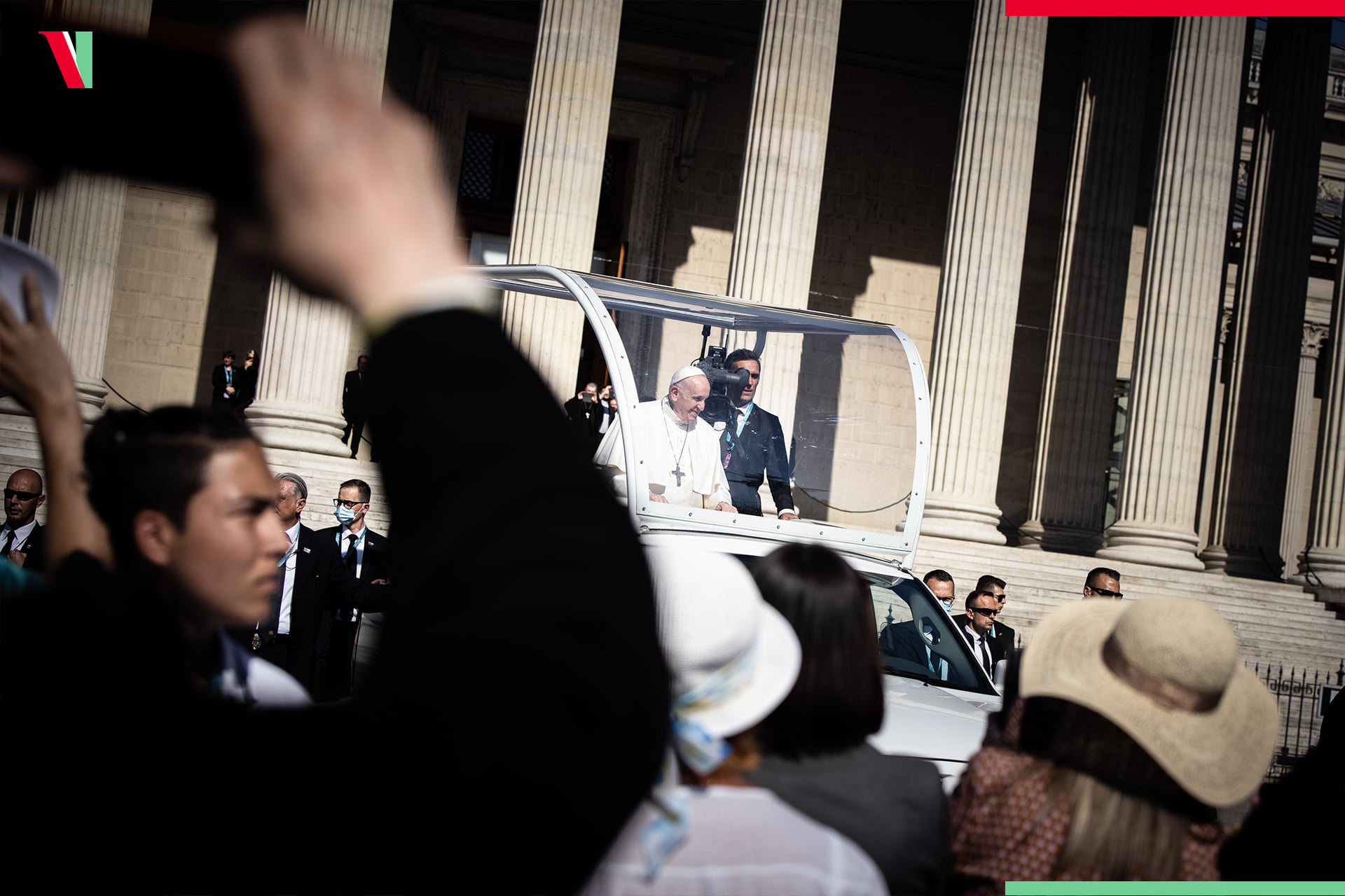 Statue blessed by the pope delivered to public media headquarters ...