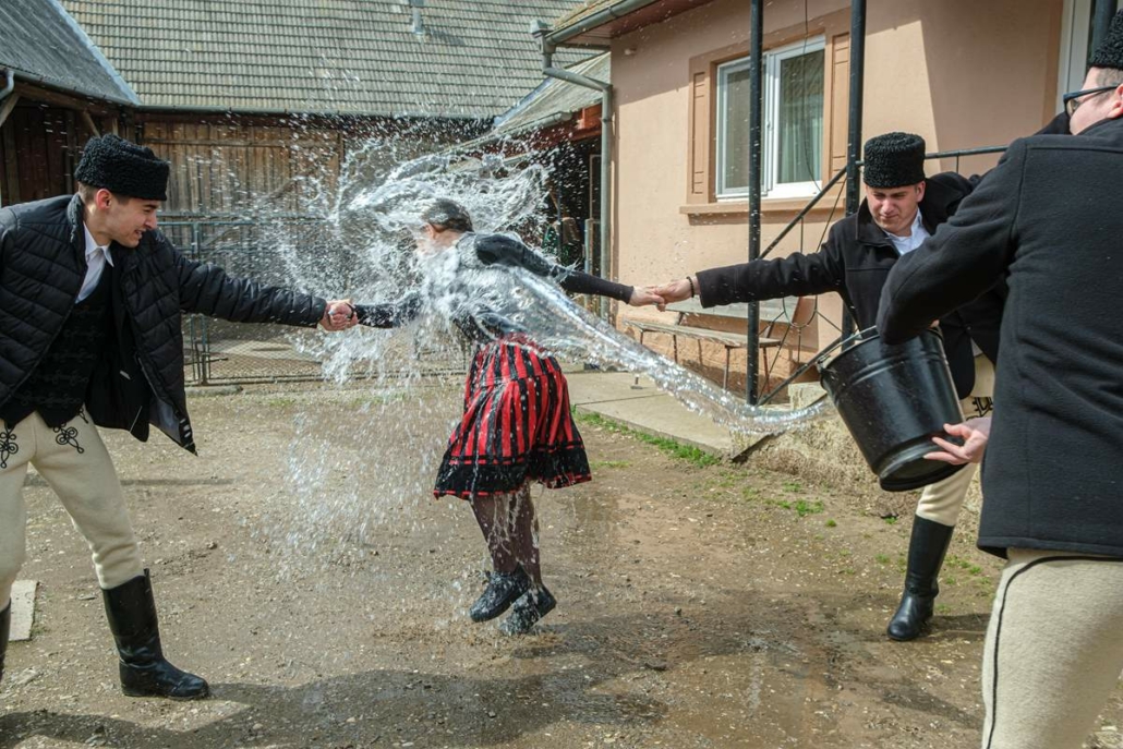 Easter Monday: the tradition of sprinkling among Hungarians - Photos ...