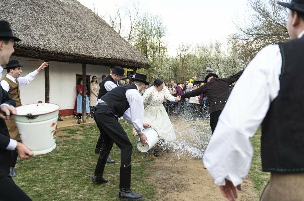 The Hungarian tradition of sprinkling on Easter Monday – UPDATED
