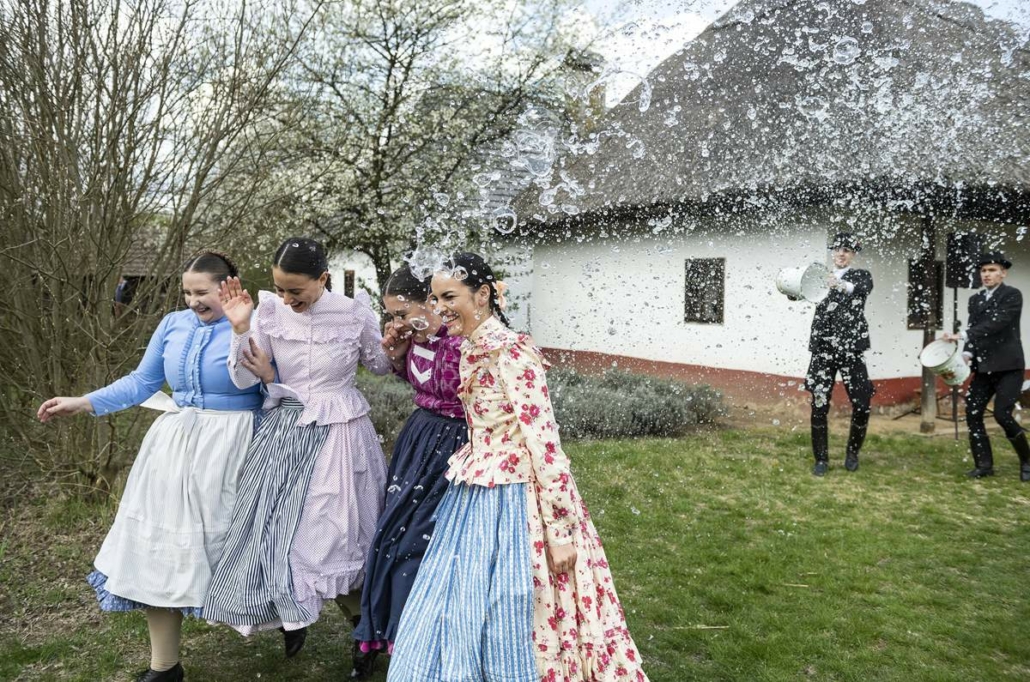 Easter Monday: the tradition of sprinkling among Hungarians - Photos ...