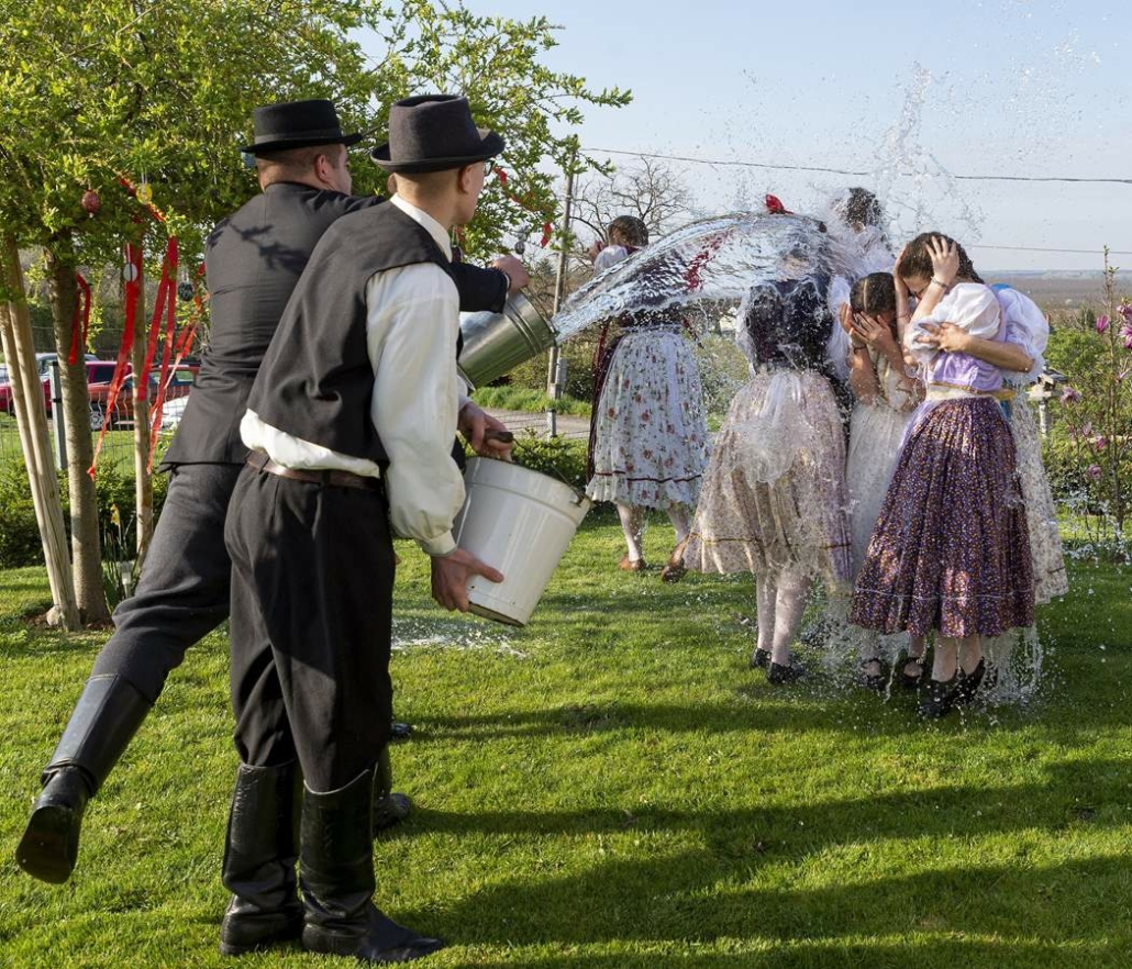 Easter Monday: the tradition of sprinkling among Hungarians - Photos ...