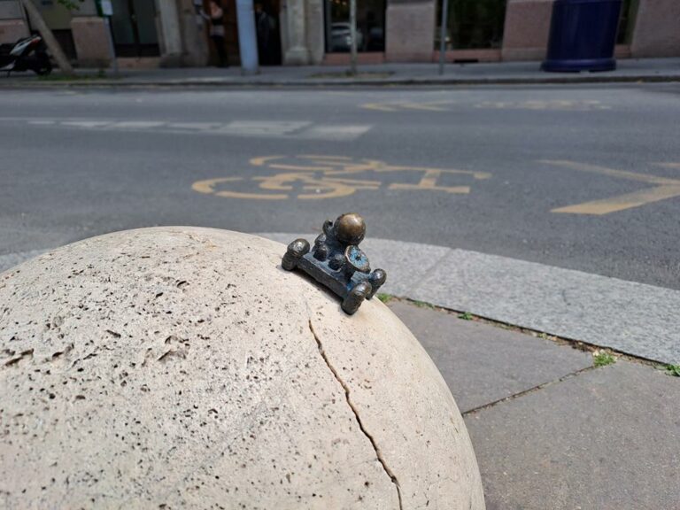 Famous Kolodko sculptures in Budapest – where to spot the miniature ...