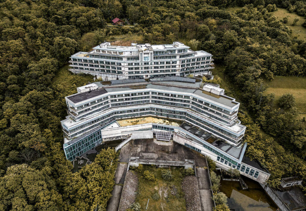 Stunning sight: Ghost hotel in Visegrád, Hungary - PHOTO GALLERY ...