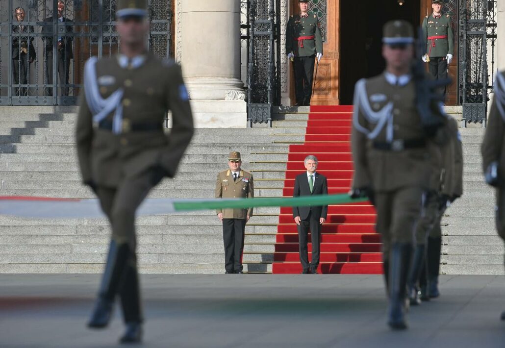 Hungarian National Day: national flag is raised in front of the Parliament - Photos ...