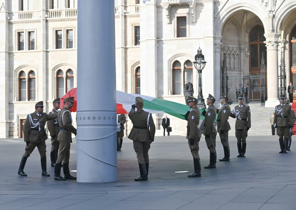 Hungarian National Day: national flag is raised in front of the Parliament - Photos ...