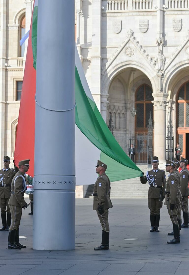 Hungarian National Day: national flag is raised in front of the Parliament - Photos ...