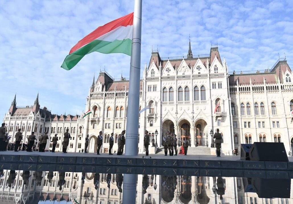Hungarian National Day: national flag is raised in front of the Parliament - Photos ...