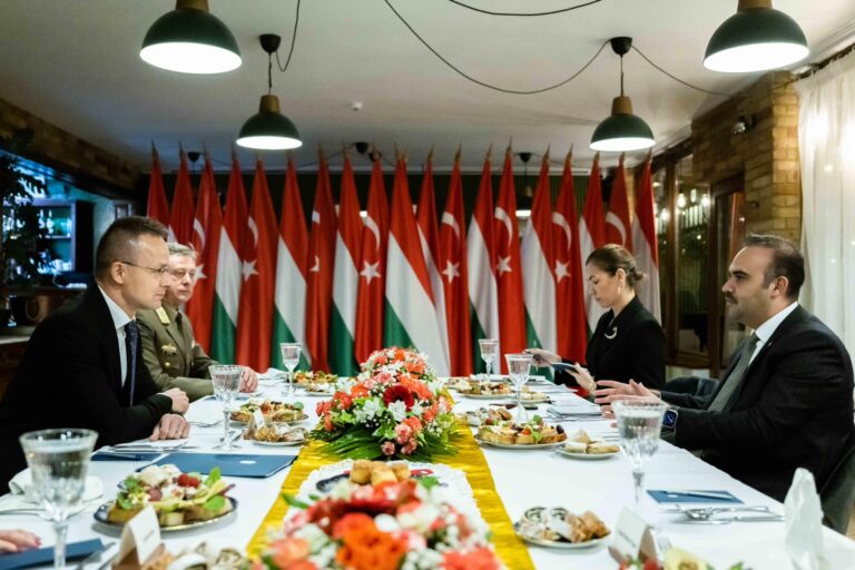 匈牙利部長在家中接見土耳其外交部長 - 照片 - 匈牙利每日新聞
