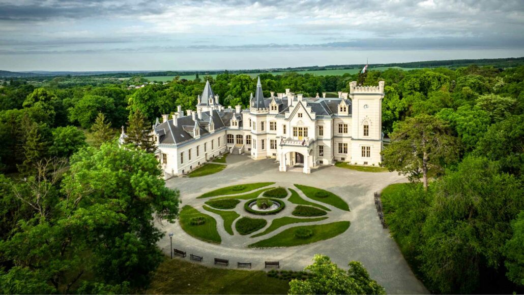 Luxury castles in Hungary: extravagant buildings for the richest of the ...