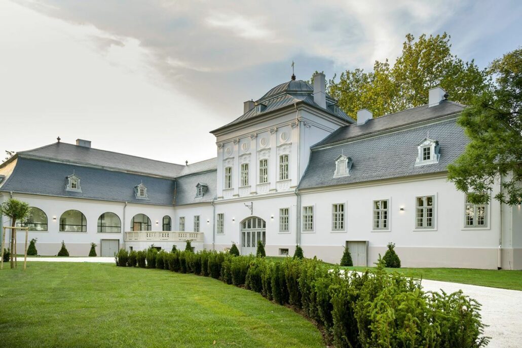 Breathtaking PHOTOS: Hungarian Tisza Castle with rich history renovated ...