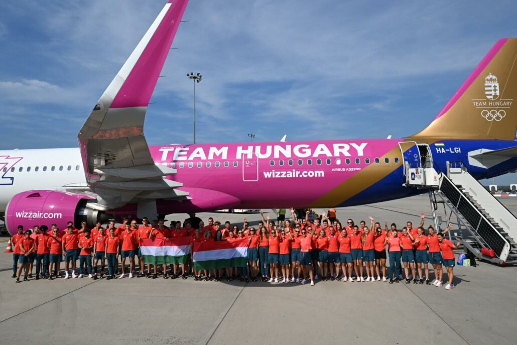 FOTOS: El equipo olímpico húngaro llega a casa con un avión dorado especial de Wizz Air ...