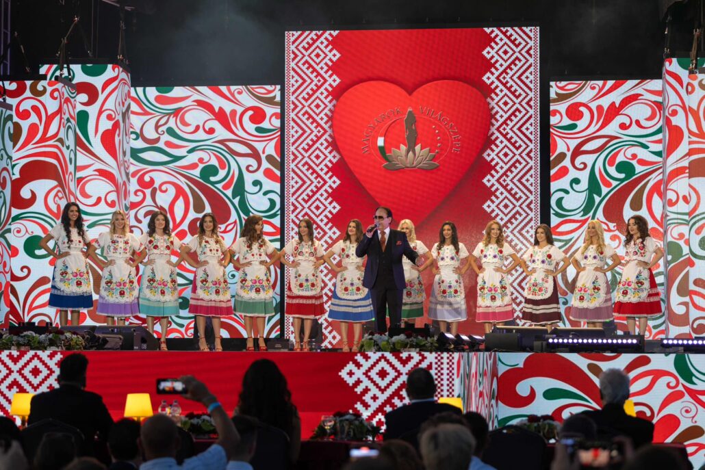 17-year-old girl crowned new Hungarian beauty queen – Photos