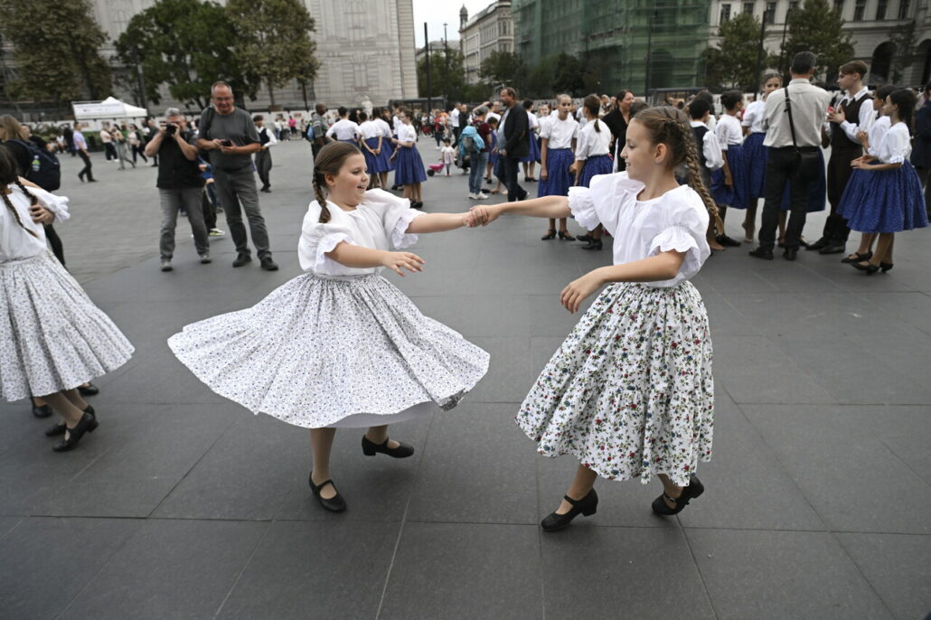 PHOTOS: Hungarian folk dance record set at Budapest's Kossuth Square ...