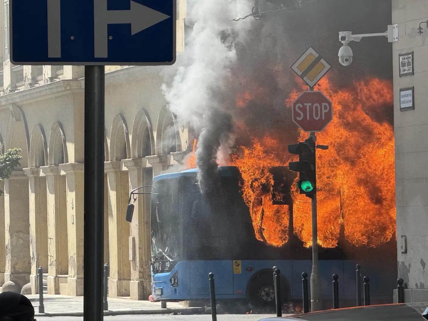 Un bus du château prend feu dans le centre-ville de Budapest – PHOTOS, VIDÉO - DailyNewsHungary